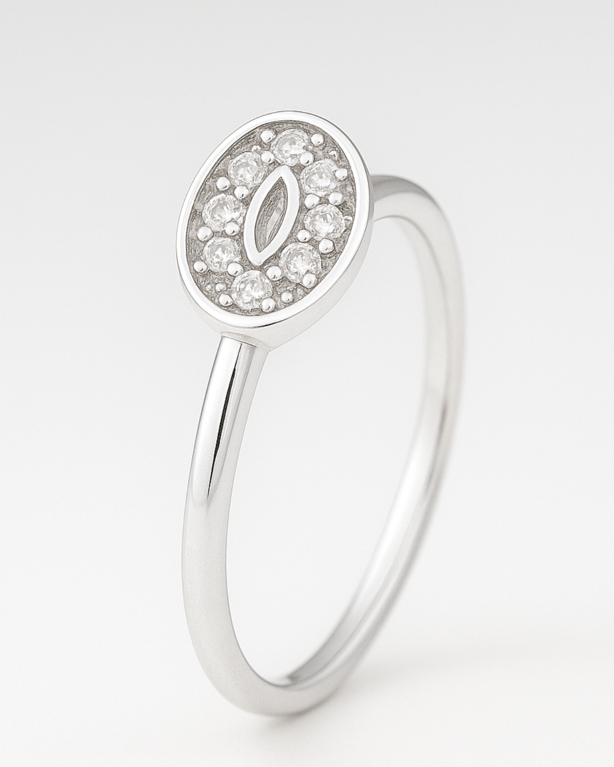 Anel Oval Cravejado com Zircônias Prata 925